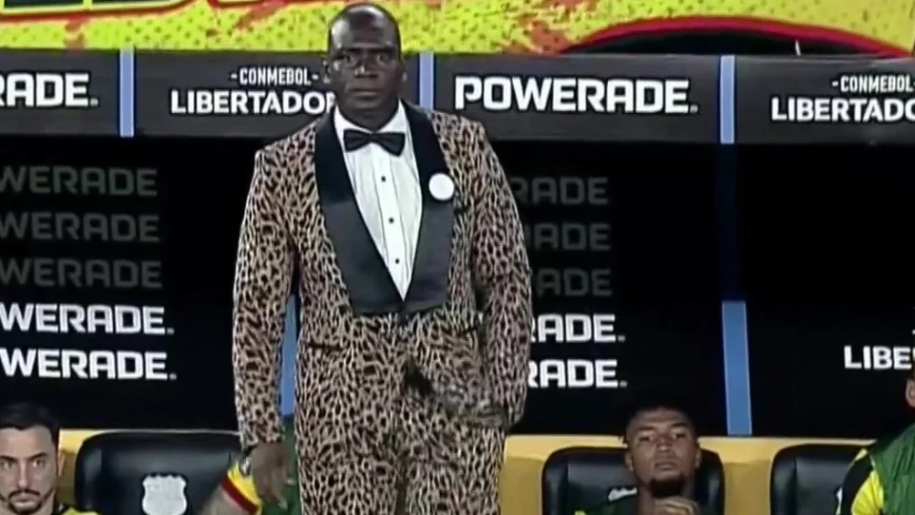 ¡La elegancia! Segundo Castillo vuelve a sorprender con su traje en ...