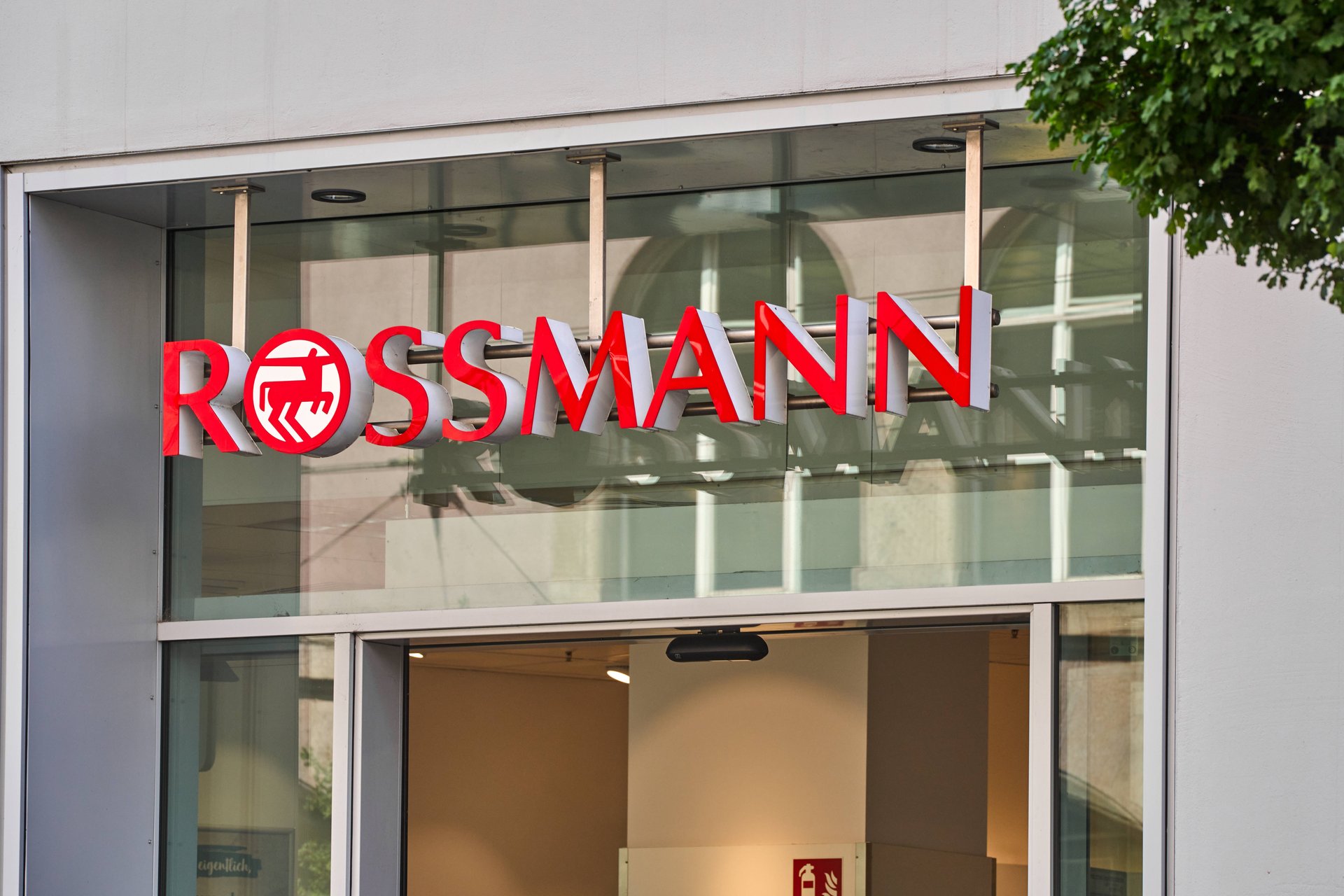 Sommer-Geheimtipp: Dieses Rossmann-Produkt sorgt für einen makellosen Teint