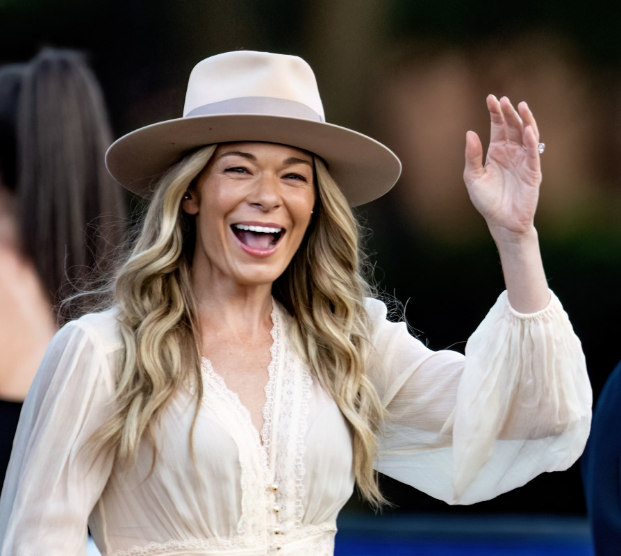 Country Icon Suffers Dental Malfunction Onstage During Live Show: 'I ...