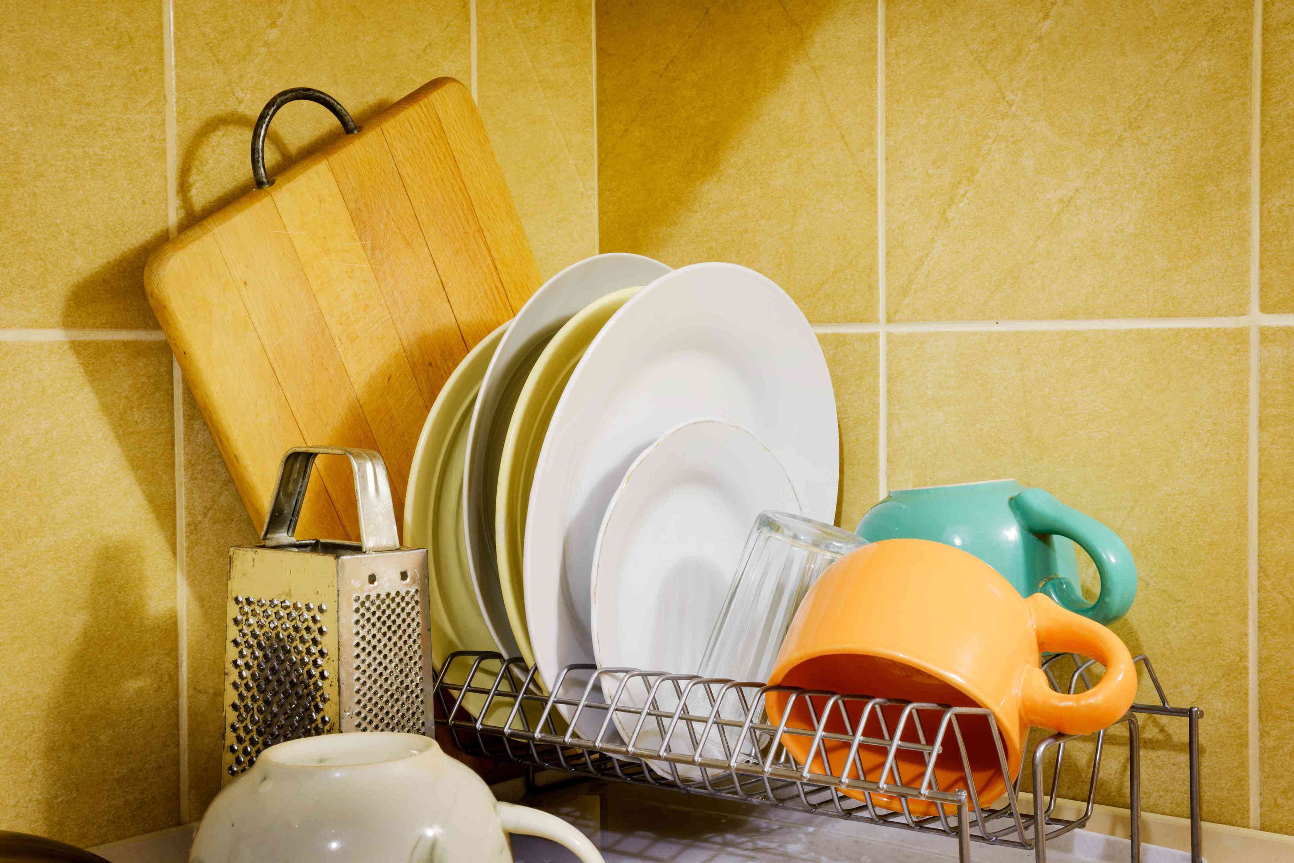 If Your Dishes Still Smell After Washing Them, Here's What You Need to Do