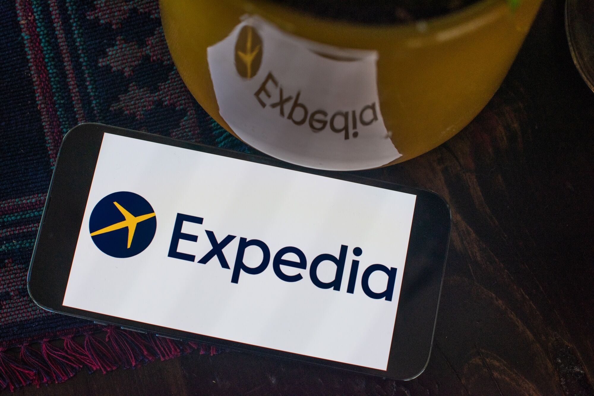 Expedia Cuts Full-Year Outlook as US Travel Demand Falters