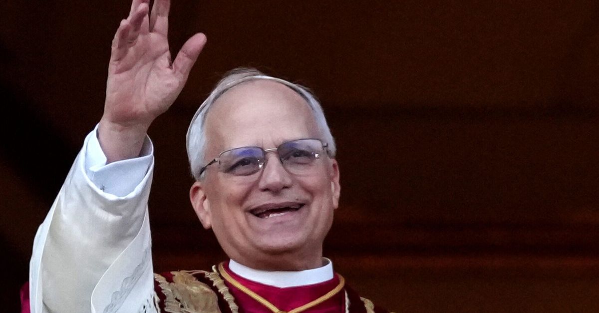 Papa Leone XIV, spunta un tifoso con la bandiera della Roma in attesa ...