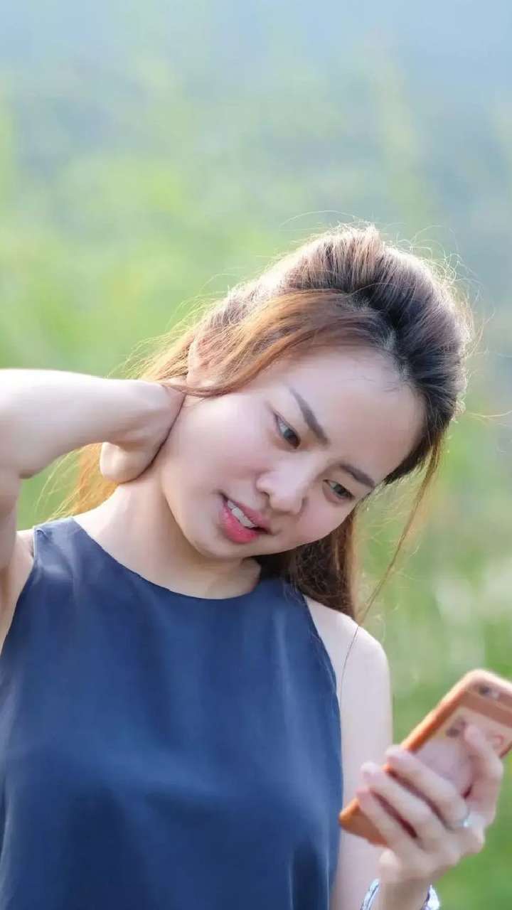 What Is Text Neck Caused By Smartphones? Check Out Its Signs!