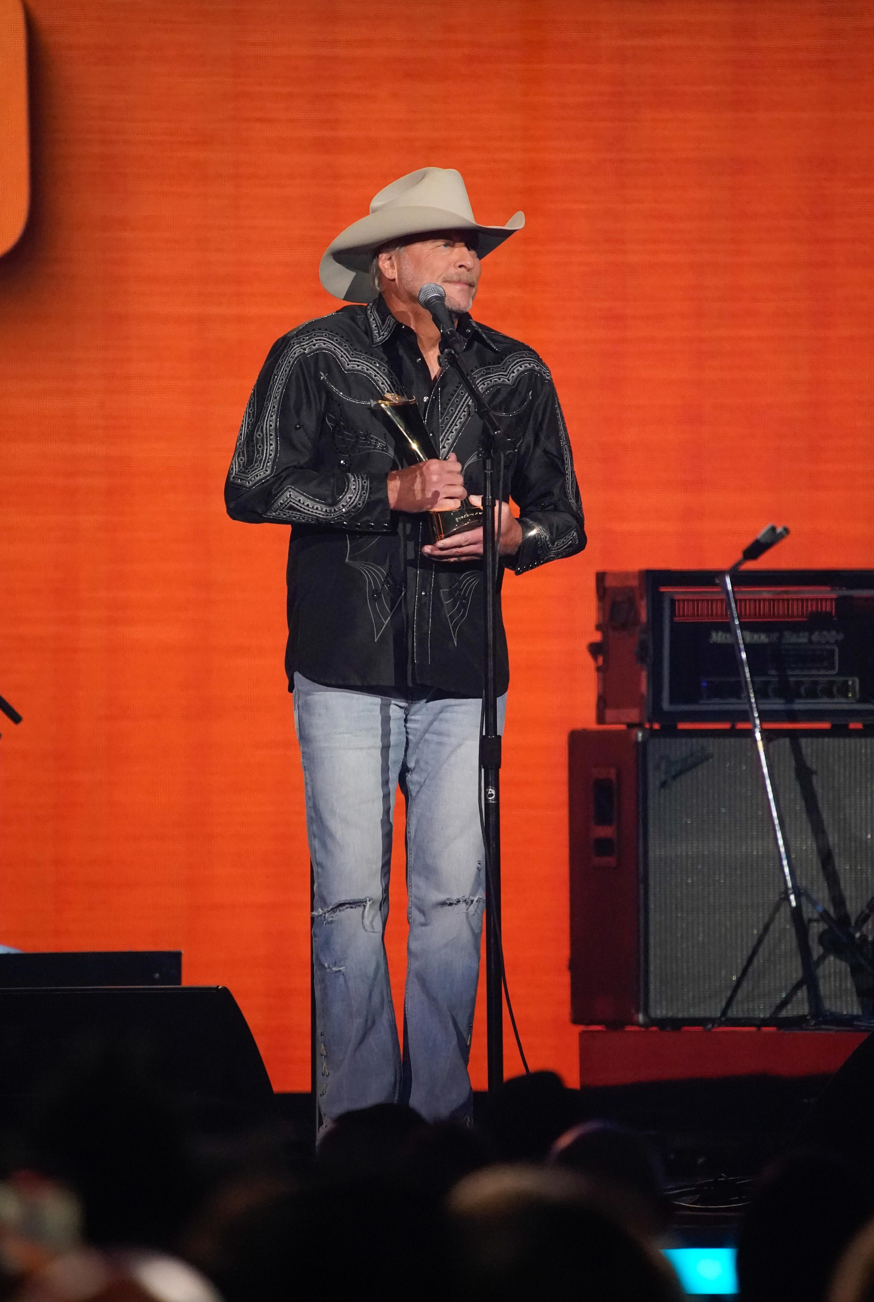Country music lovers take to social media to honor Alan Jackson after ...
