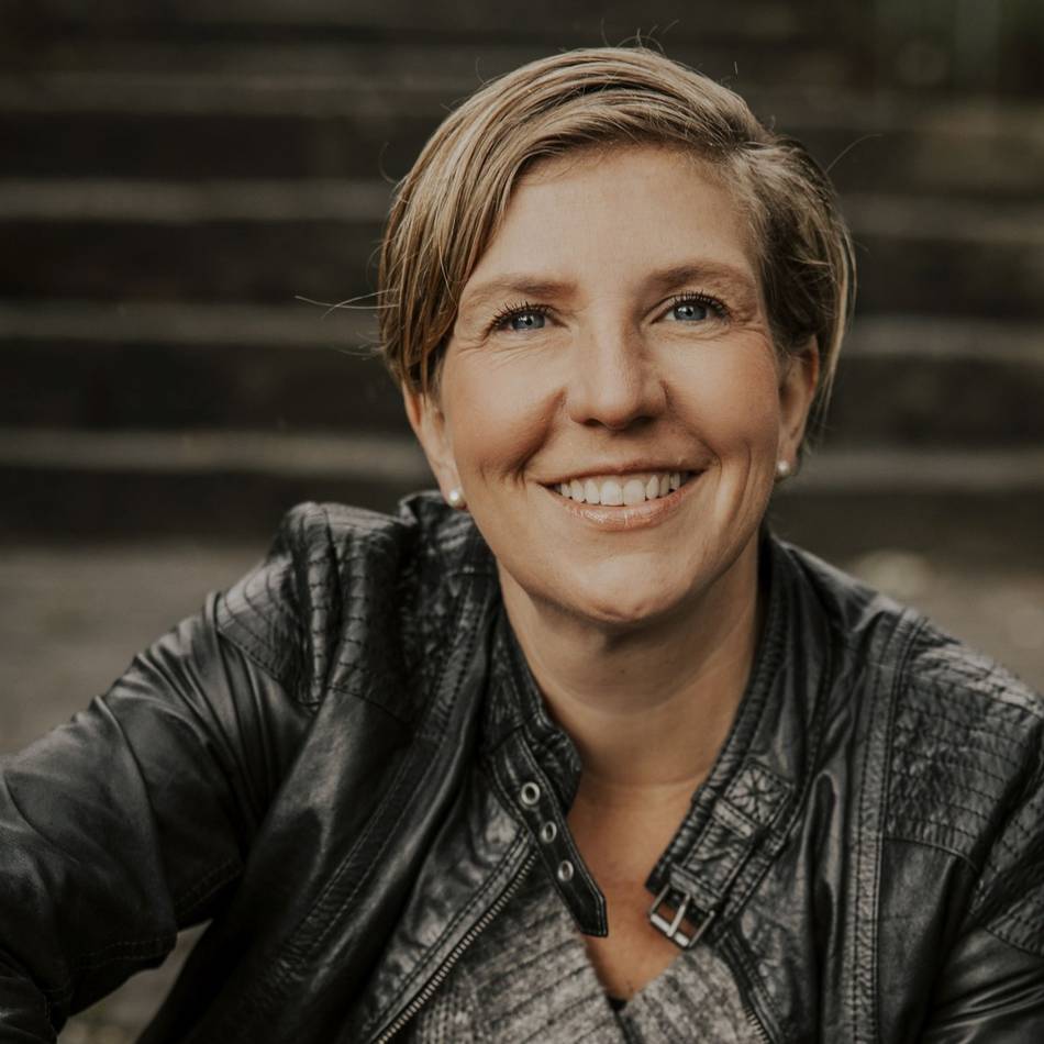 Trauerrednerin Andrea Franken liest im Gocher Goli