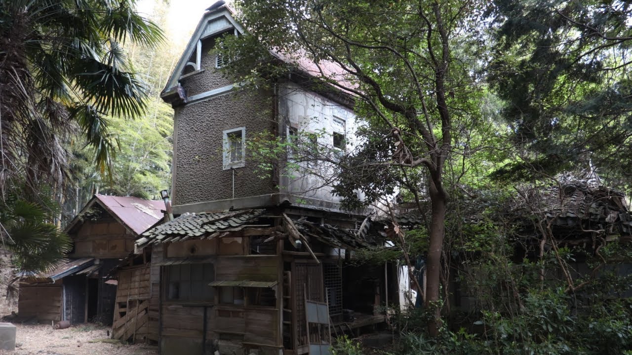 Abandoned Post-War Japanese Villa | Left Behind in a Hurry!