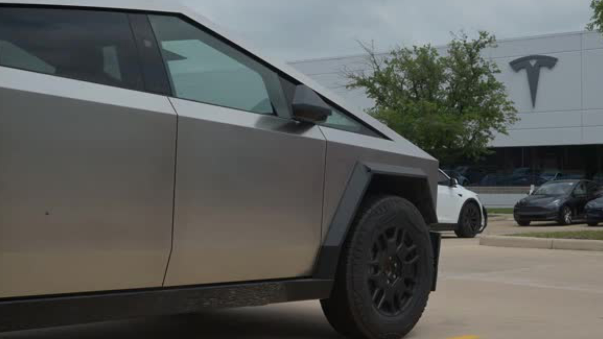 Tesla Scraps Cybertruck Range Extender, Frustrating Owners