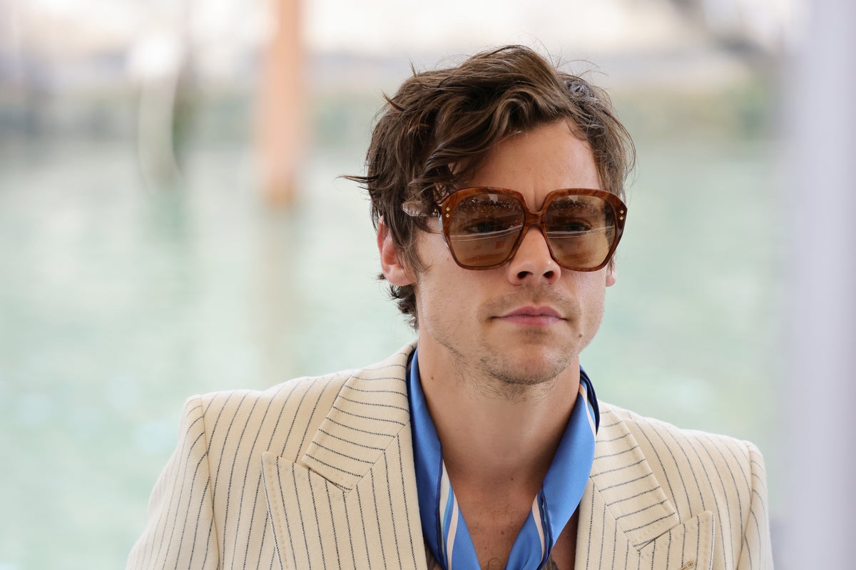 Harry Styles fans go wild as pop star spotted among Vatican crowds ...