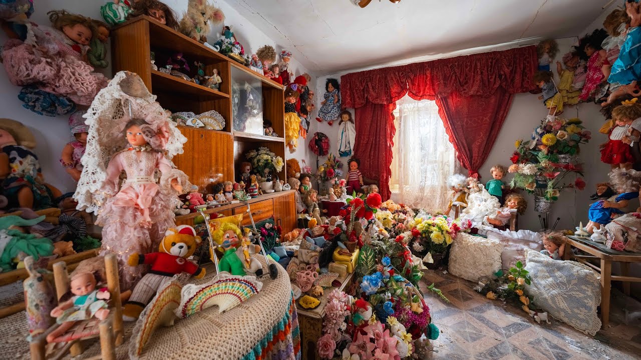 104-Year-Old Woman Lived Alone with Hundreds of Dolls