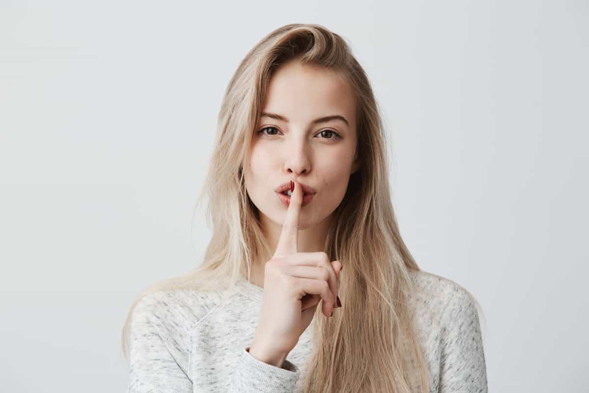 Diese 6 Situationen zeigen, wann Schweigen klüger ist als jede Antwort