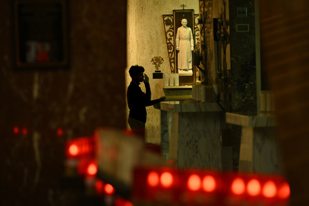 Catholic Chicagoans celebrate as native son Pope Leo XIV becomes first ...