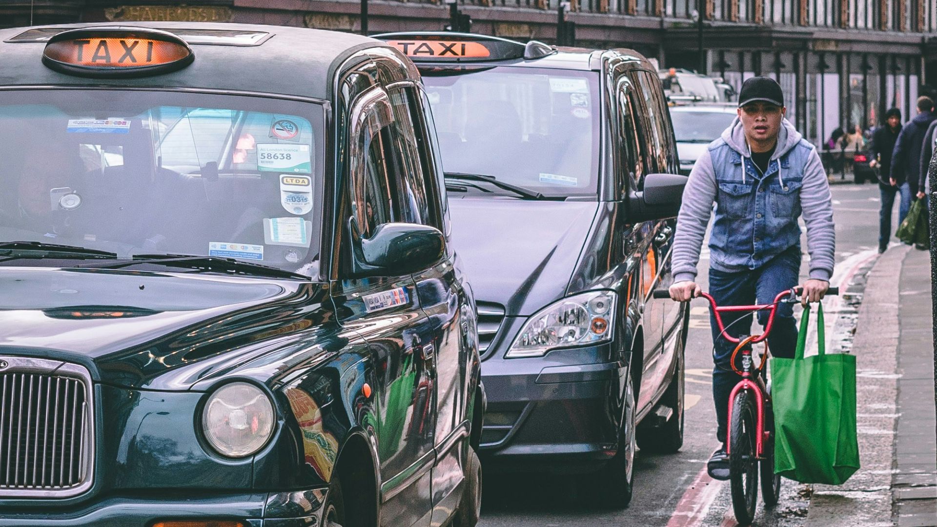 10 lästige Dinge, die Radfahrer tun und die Autofahrer frustrieren, und ...