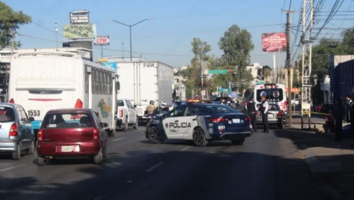 Motociclista choca auto y tráiler le pasa las llantas encima; accidente ...
