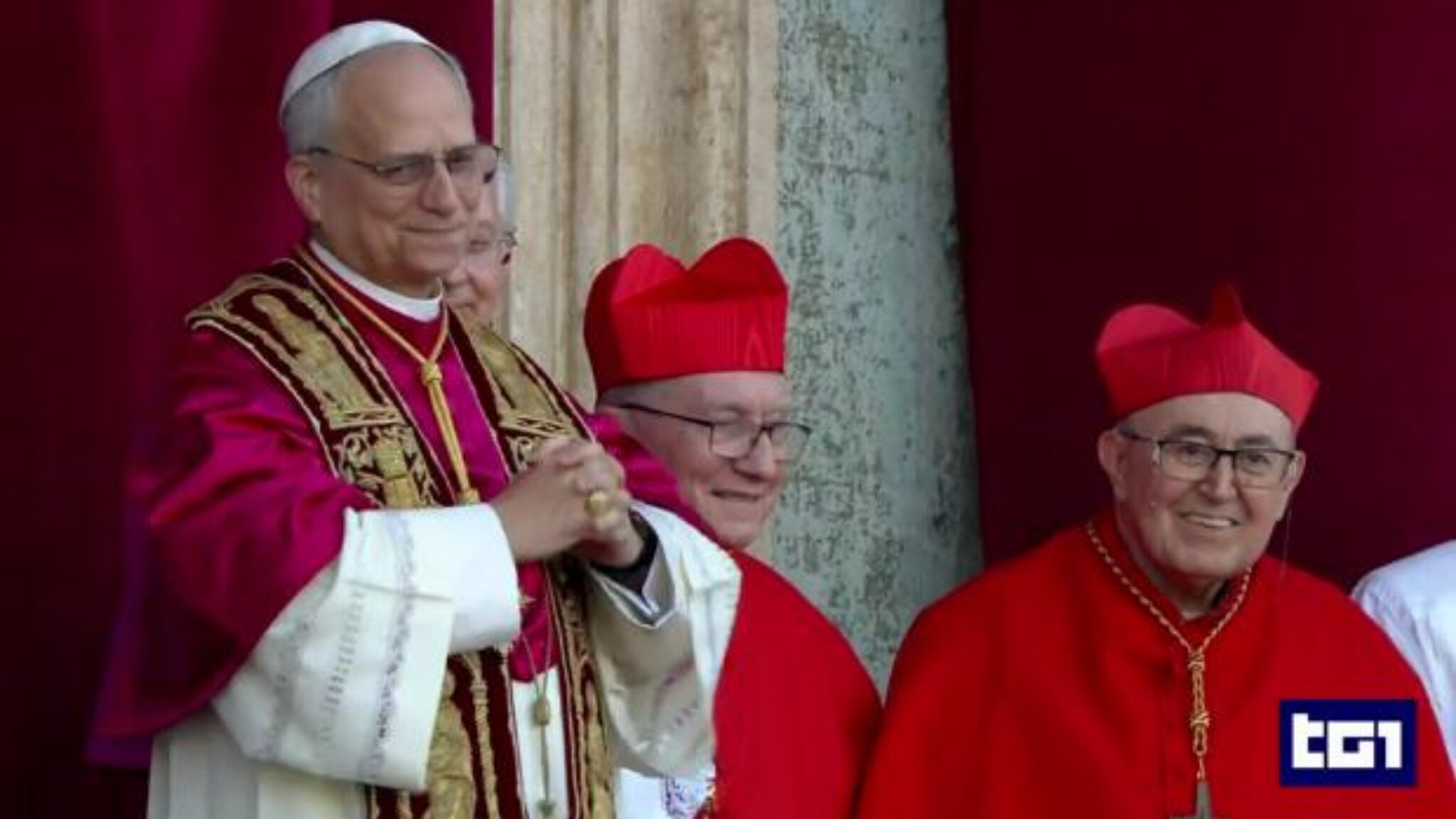 I paramenti scelti da Papa Leone XIV, ecco cosa significano la mozzetta ...