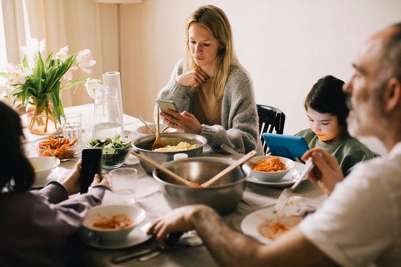 Quarter of British families eat in silence – and kids blame phone ...