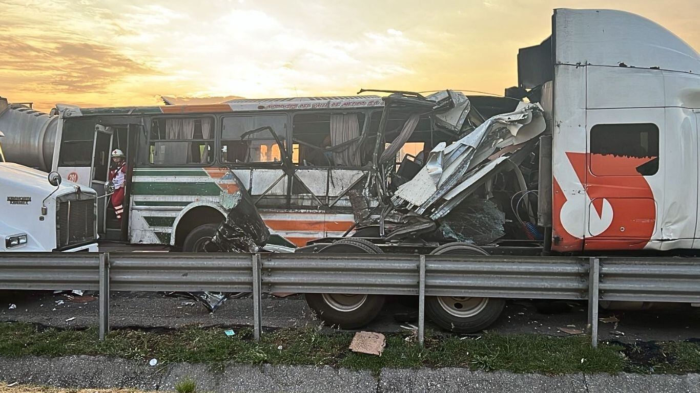¡Trágico! Usuario se queda prensado tras brutal accidente en el ...