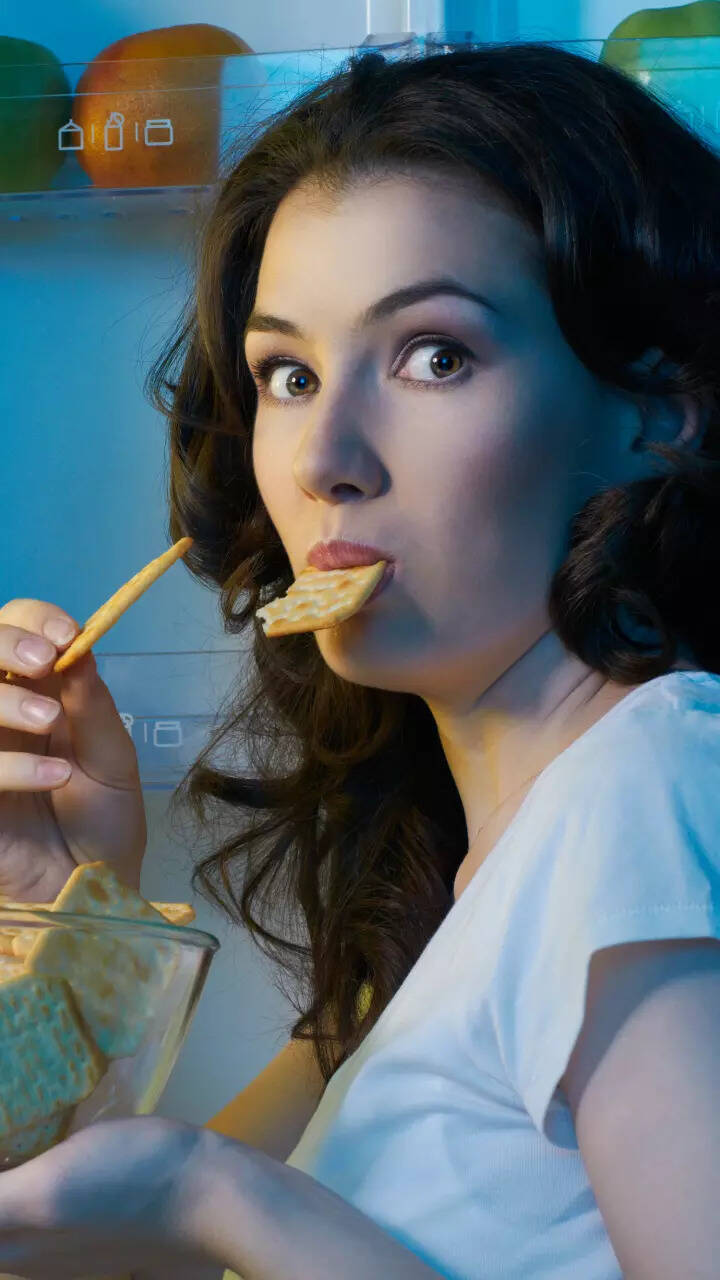 Under-100-calorie healthy snacks for midnight munching