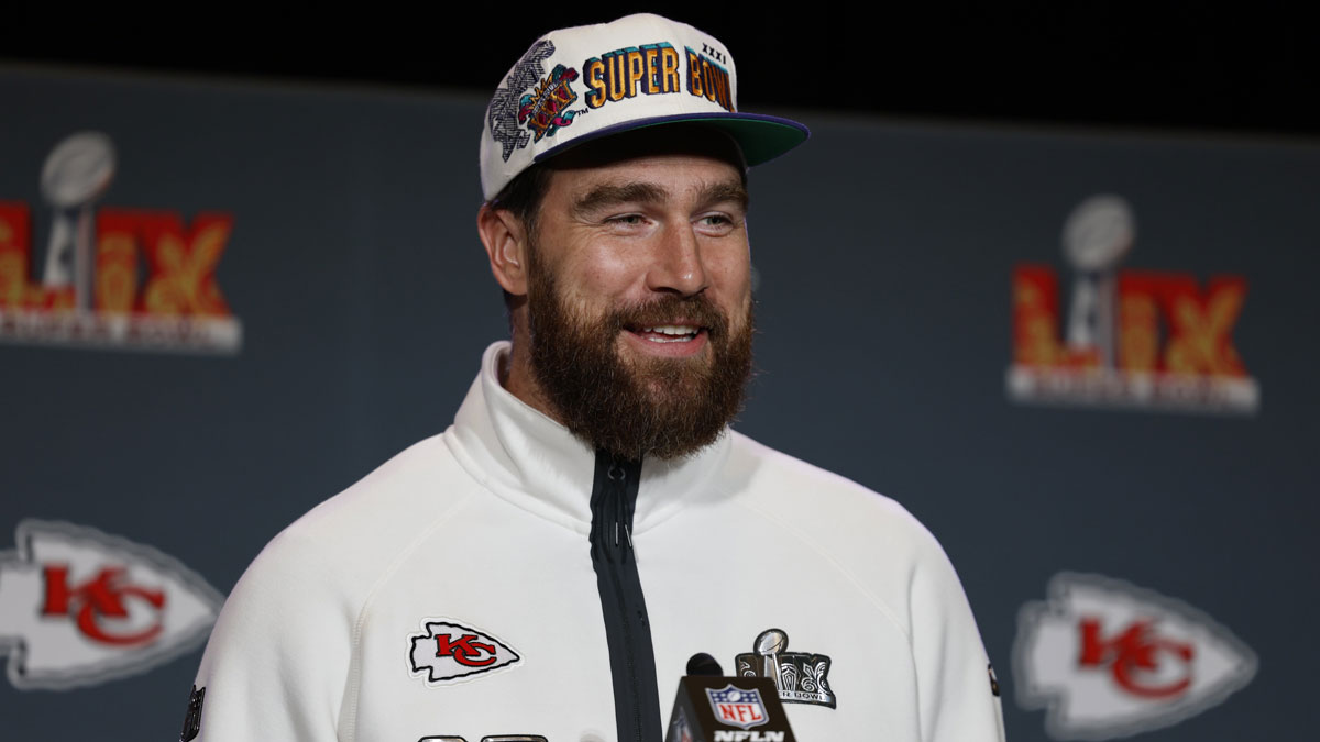 Chiefs’ Travis Kelce seen flashing a smile arriving at training camp