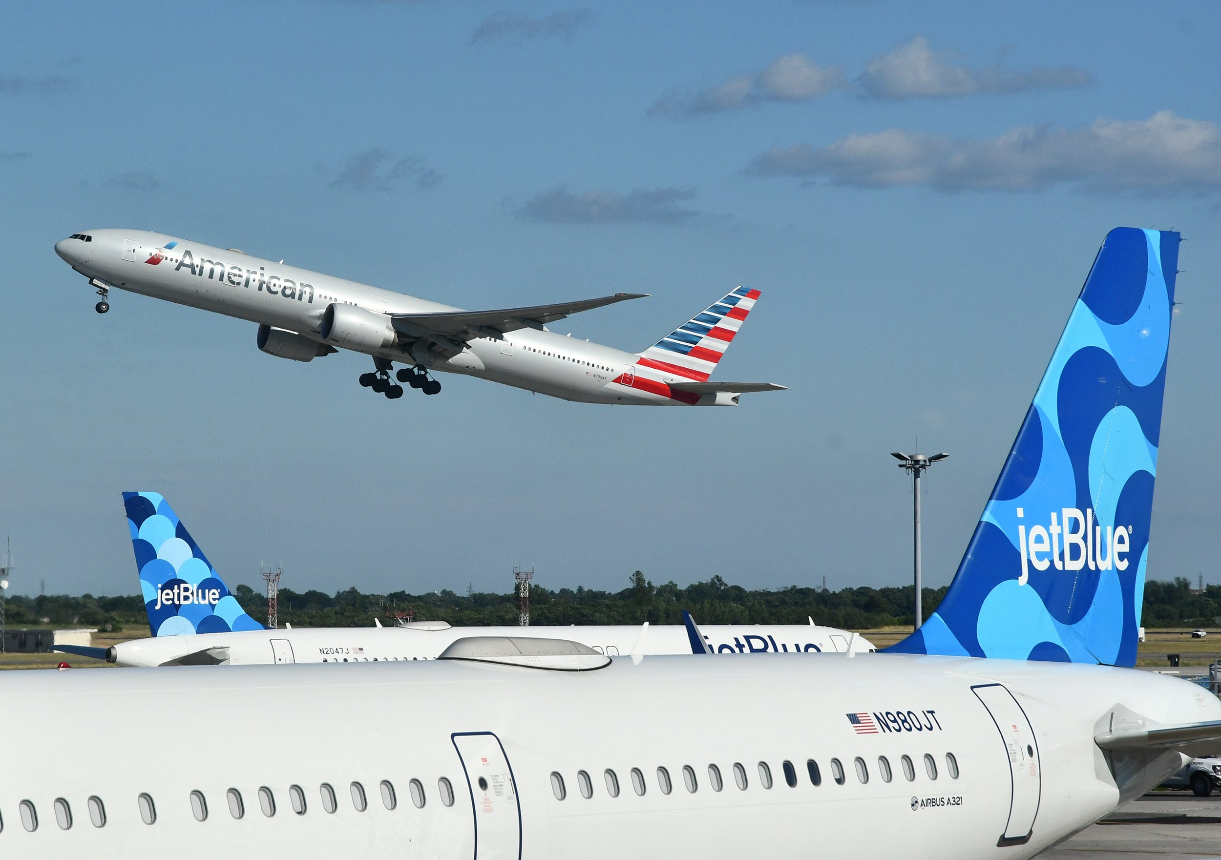 American Airlines Offers Top-Tier Status to Select JetBlue Frequent Flyers