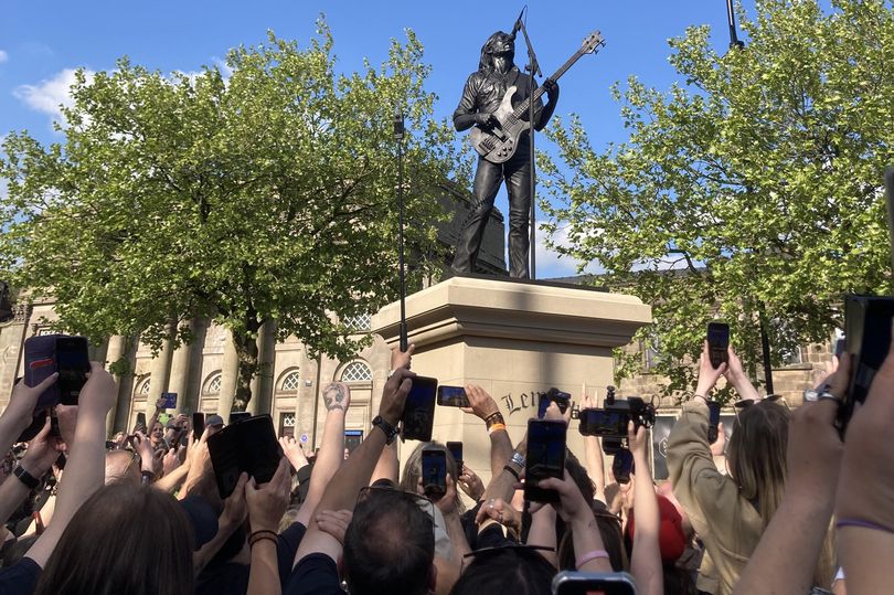 Rock fans show support for Lemmy in Mothertown