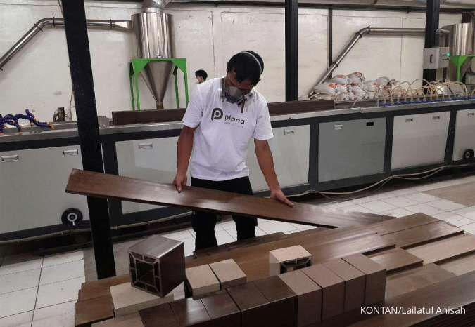 Mendaur Fulus dari Produk Sampah Plastik