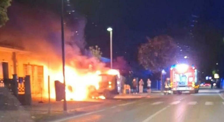 Furgoncino prende fuoco nella notte in via Lanzaghe, vigili del fuoco ...