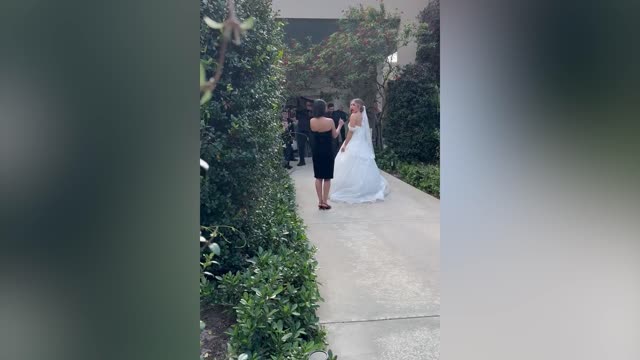 Military brat best friend surprises bride after 15 years | Heartwarming ...