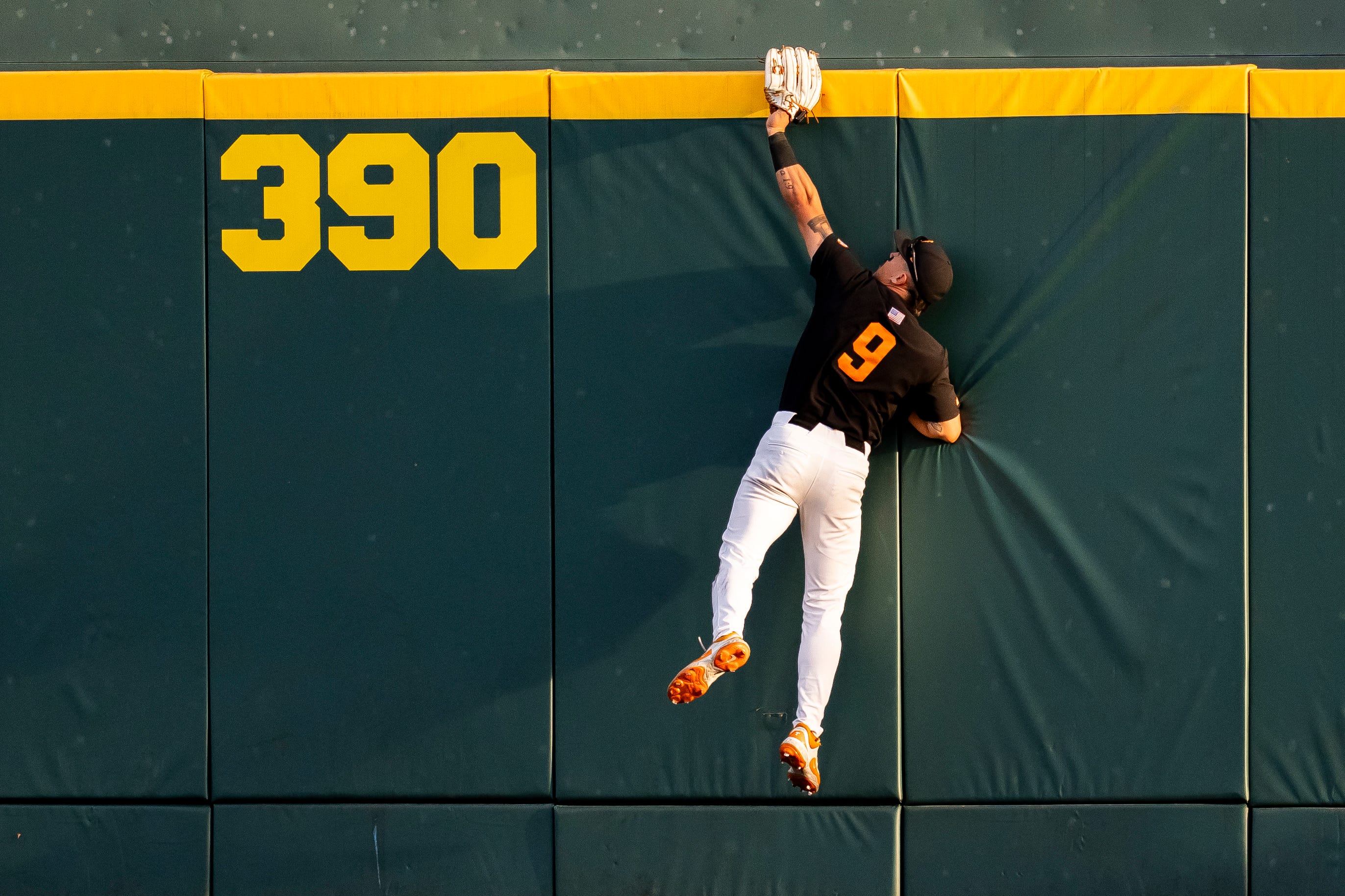 Inside Hunter Ensley's 'game-saver' catch in Tennessee baseball vs ...