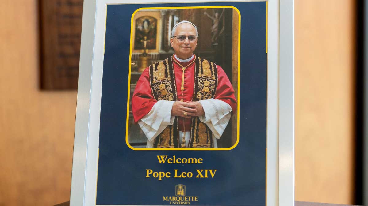 Pope Leo gets White Sox legend’s bat as gift during plane ride