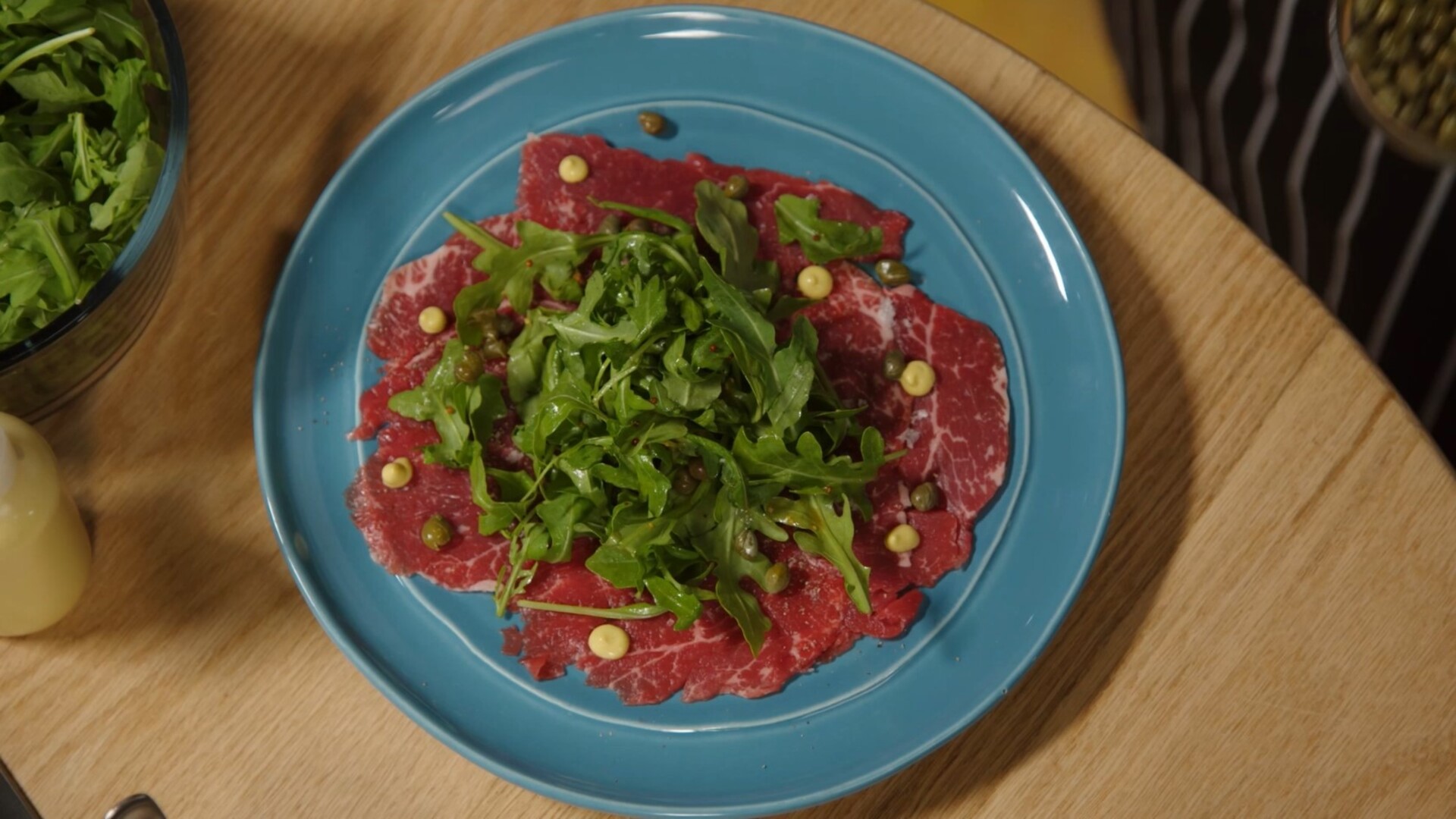 Carpaccio de lombo de vaca: Fatias finas com guarnições clássicas