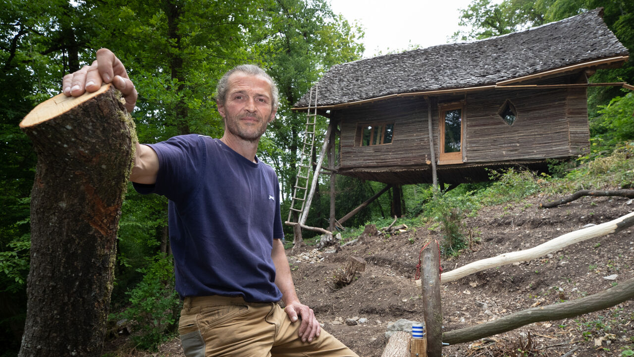 Bekijk: man in hongerstaking hangt al sinds donderdag uit protest aan ...