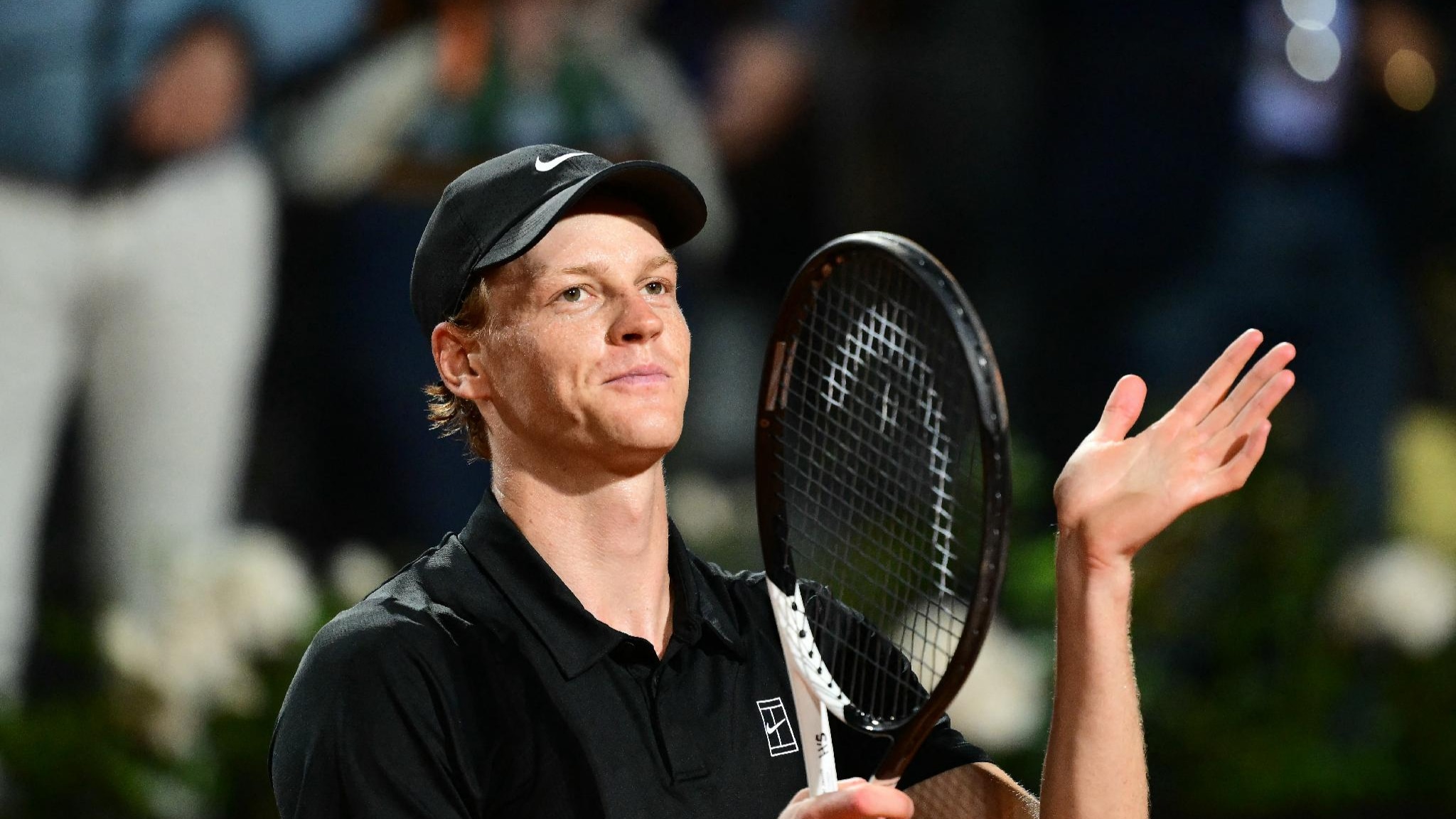 Sinner è tornato, vince all'esordio in due set a Roma: "Che bello"