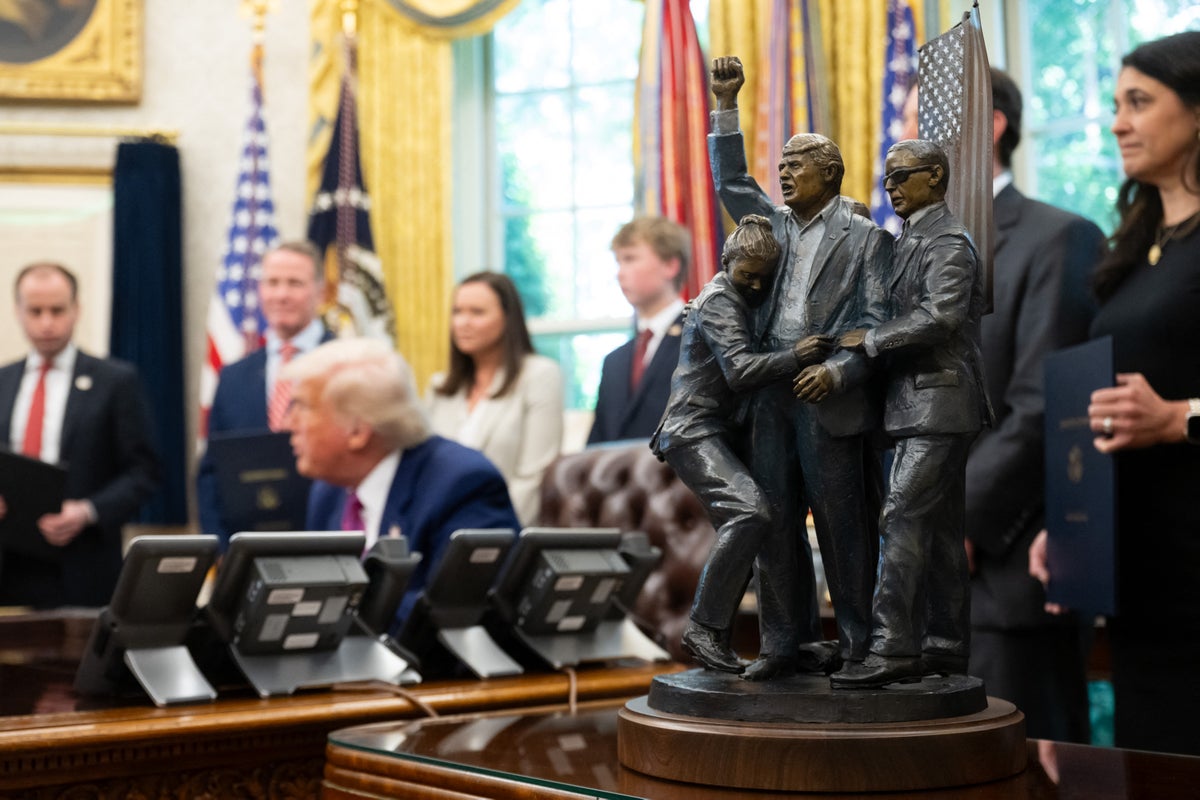 Trump adds a new piece of art to the Oval Office - a statue of himself ...