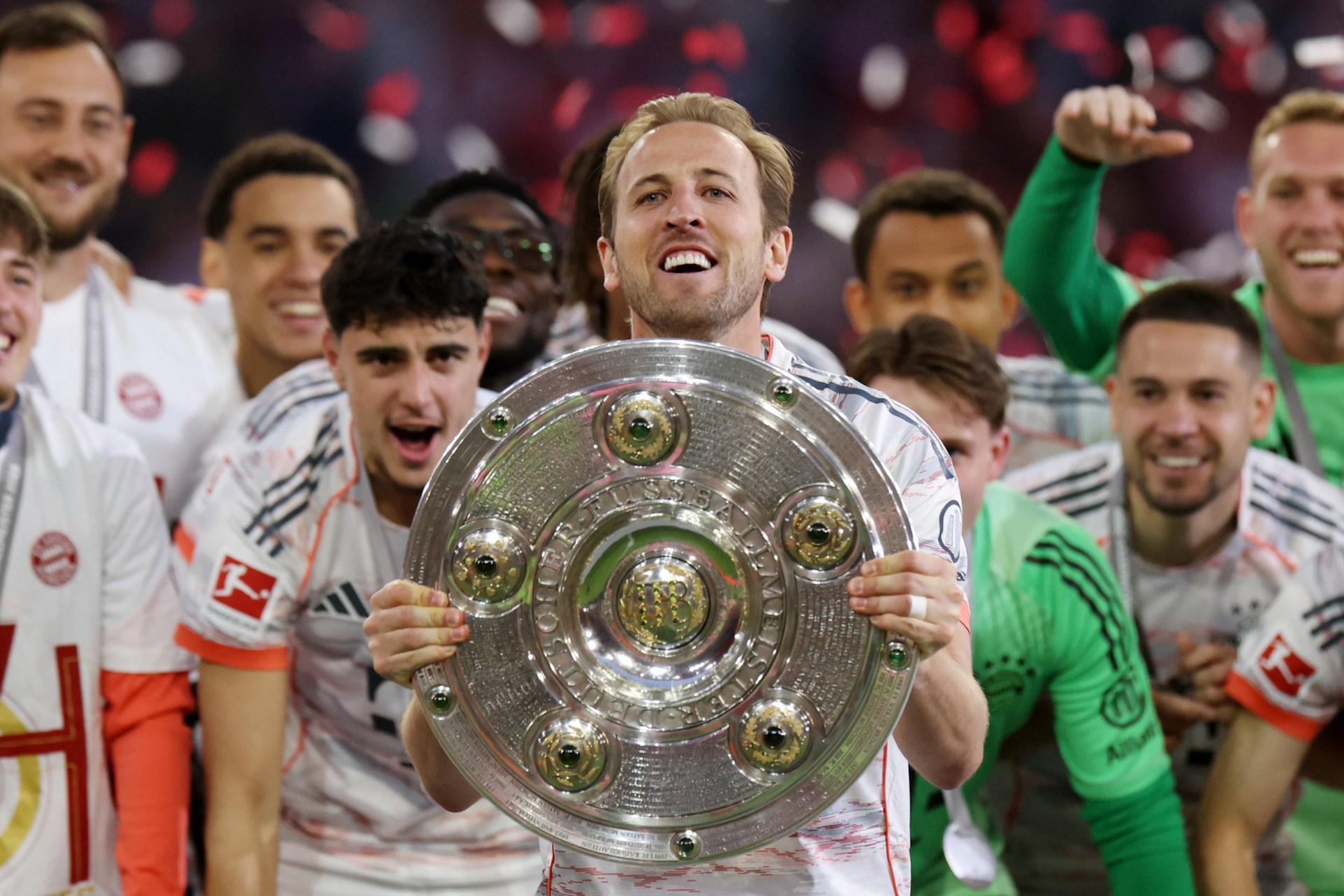 Harry Kane lifts first trophy as Bayern Munich respond to Premier ...