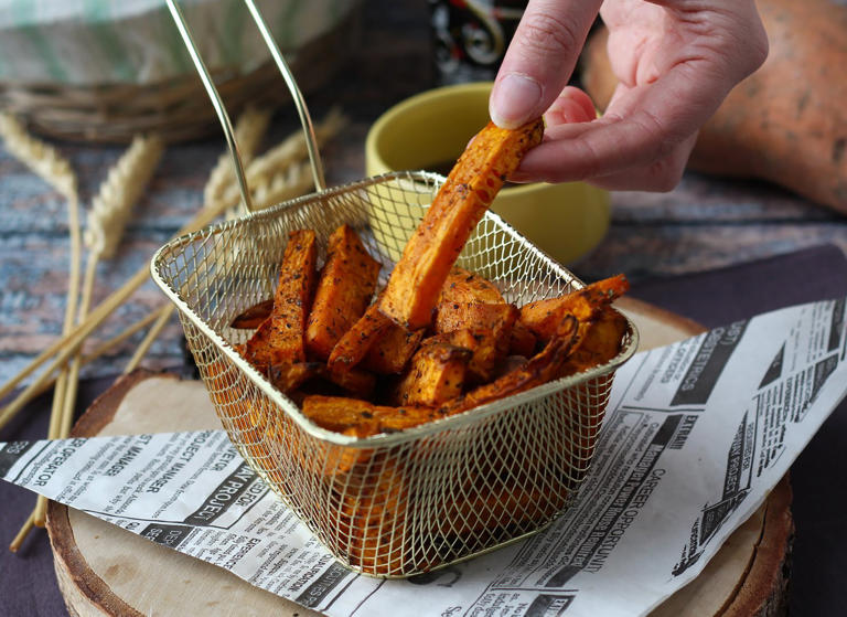 Batata doce frita na air fryer, macia por dentro e crocante por fora!