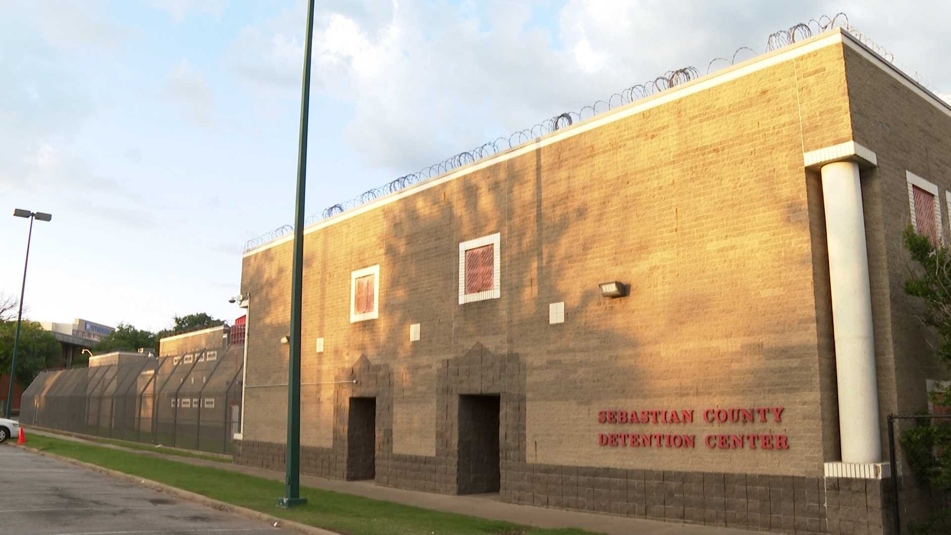 Detainee on ICE hold found unresponsive in Sebastian County jail; state ...