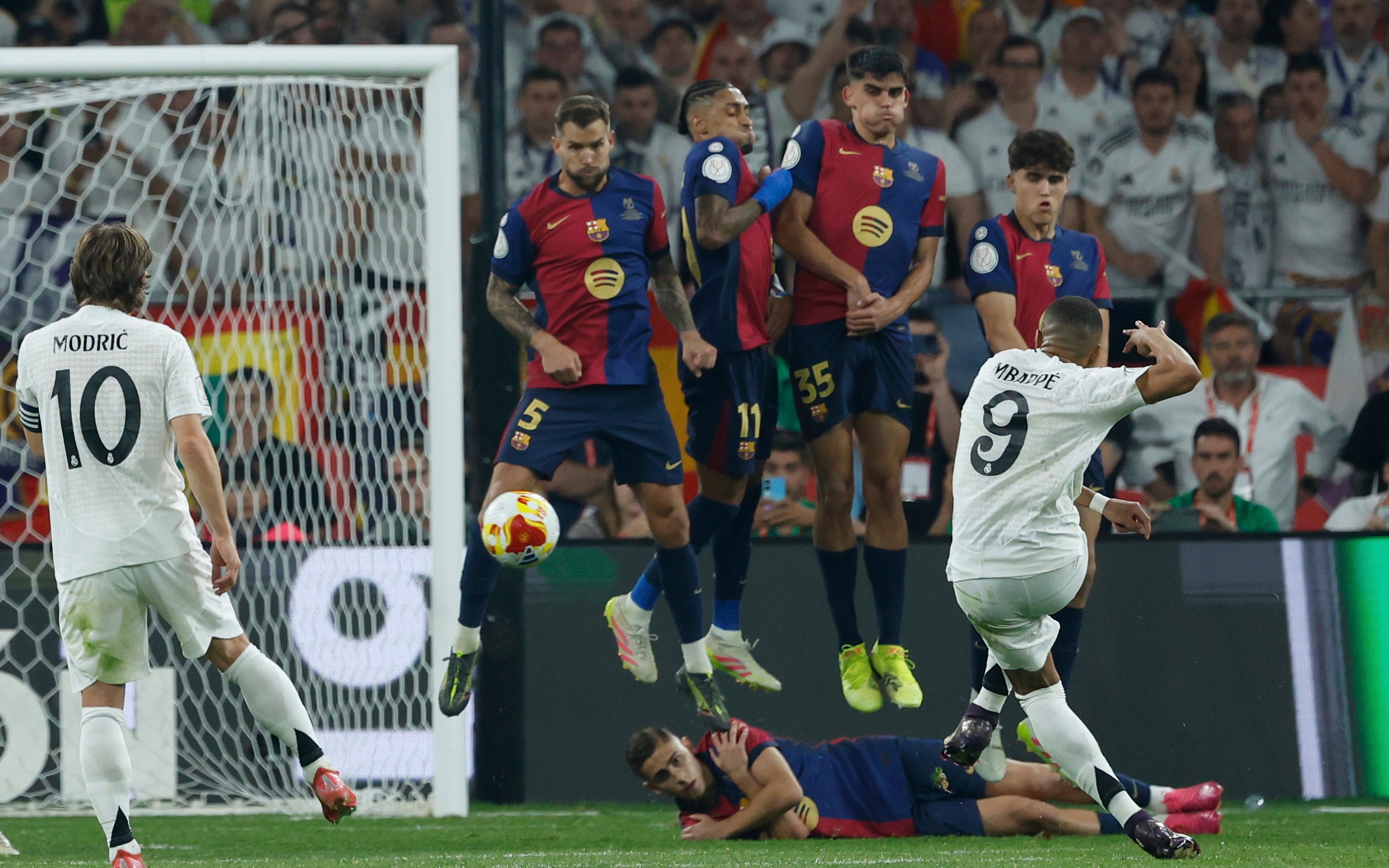 Real Madrid XI vs Barcelona: Starting lineup, confirmed team news ...