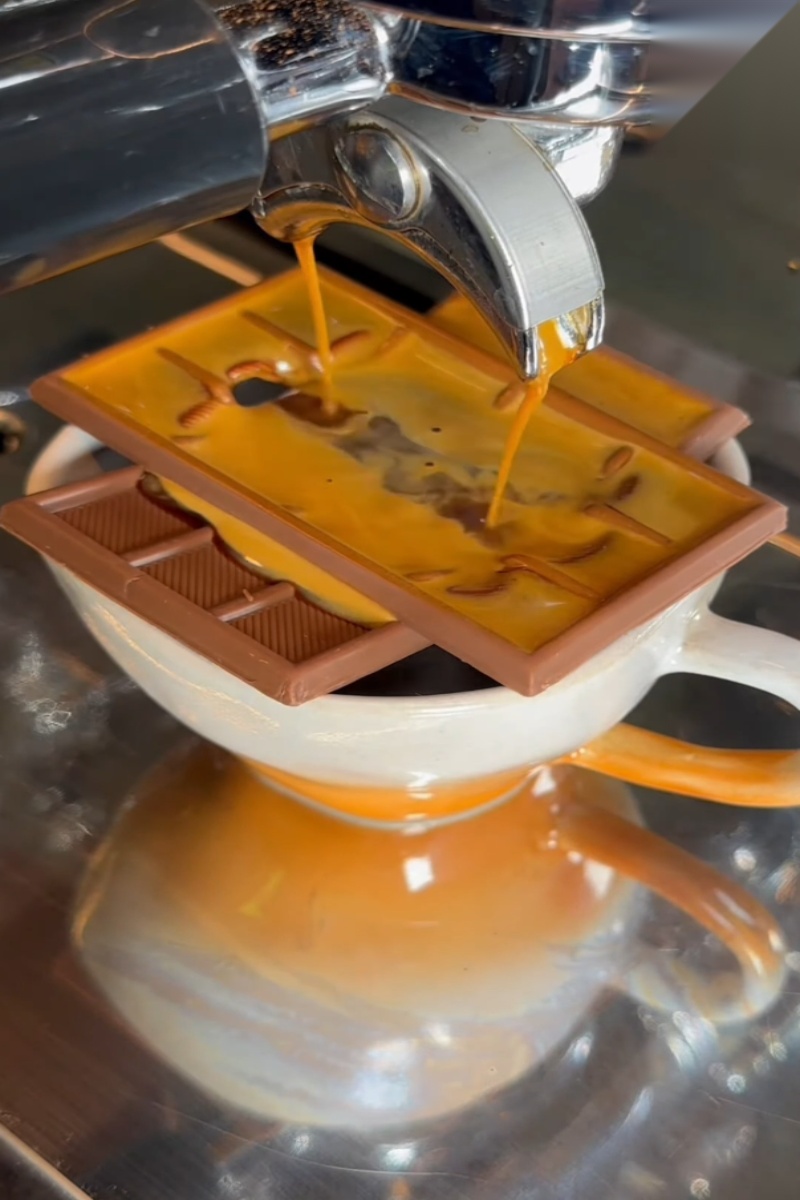 Expresso a fluir sobre uma barra de chocolate com caramelo