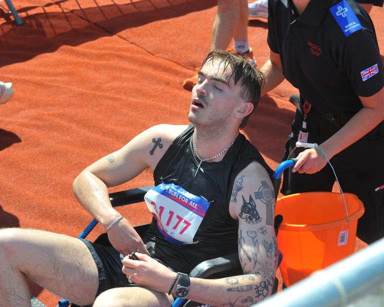 20 triumphant photos as thousands of runners take on Rob Burrow Leeds ...