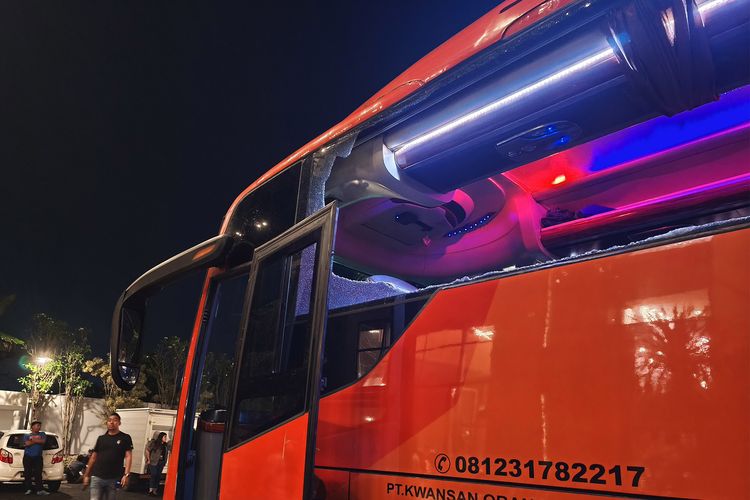 Bus Persik Kediri Dilempar Batu Suporter Arema FC, Aremania Utas ...