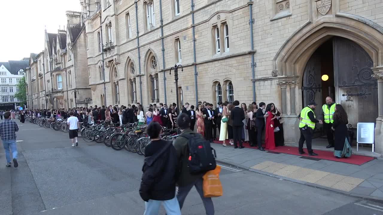 Oxford Students make their way home after Balliol College's Star ...