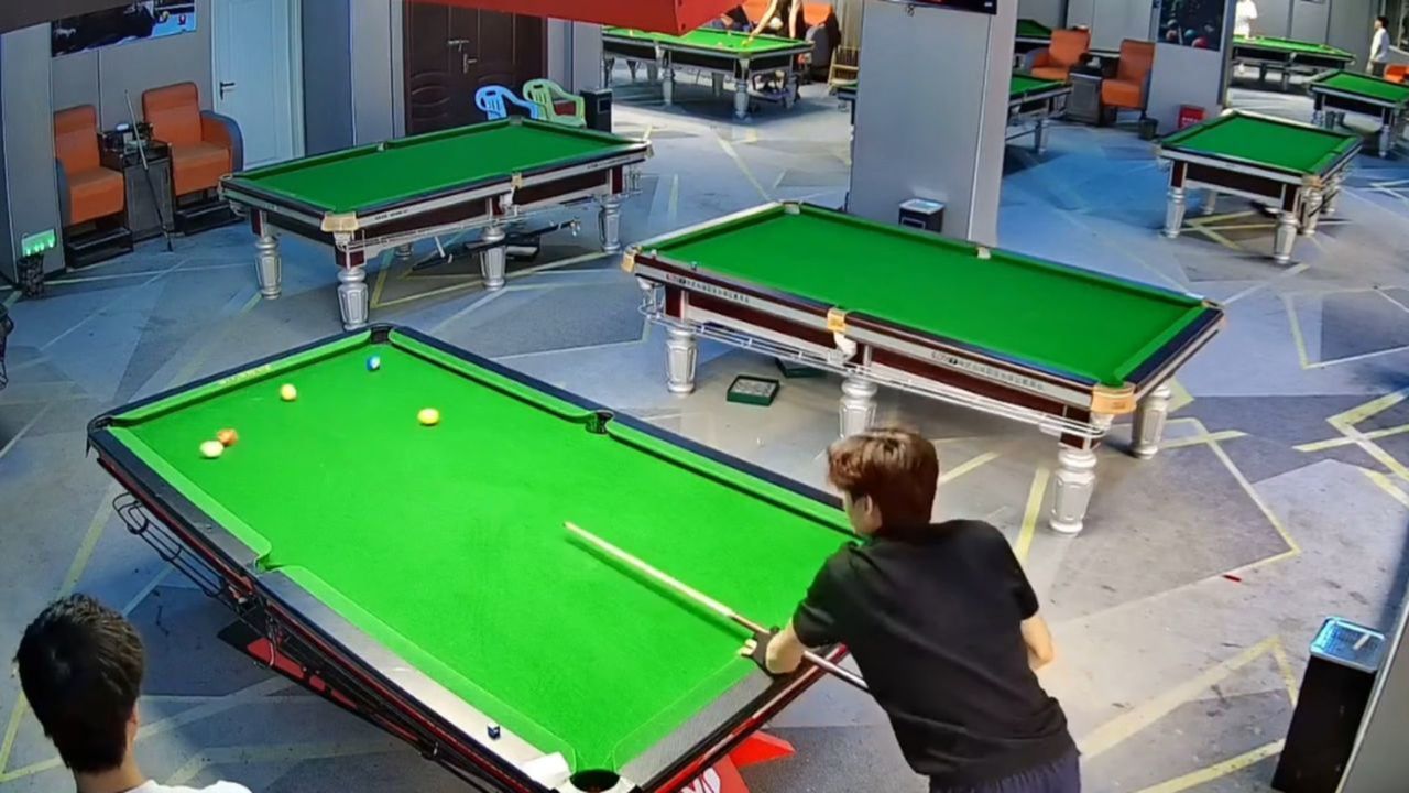 Perfekt biljardstöt – man sänker fyra bollar i ett enda slag