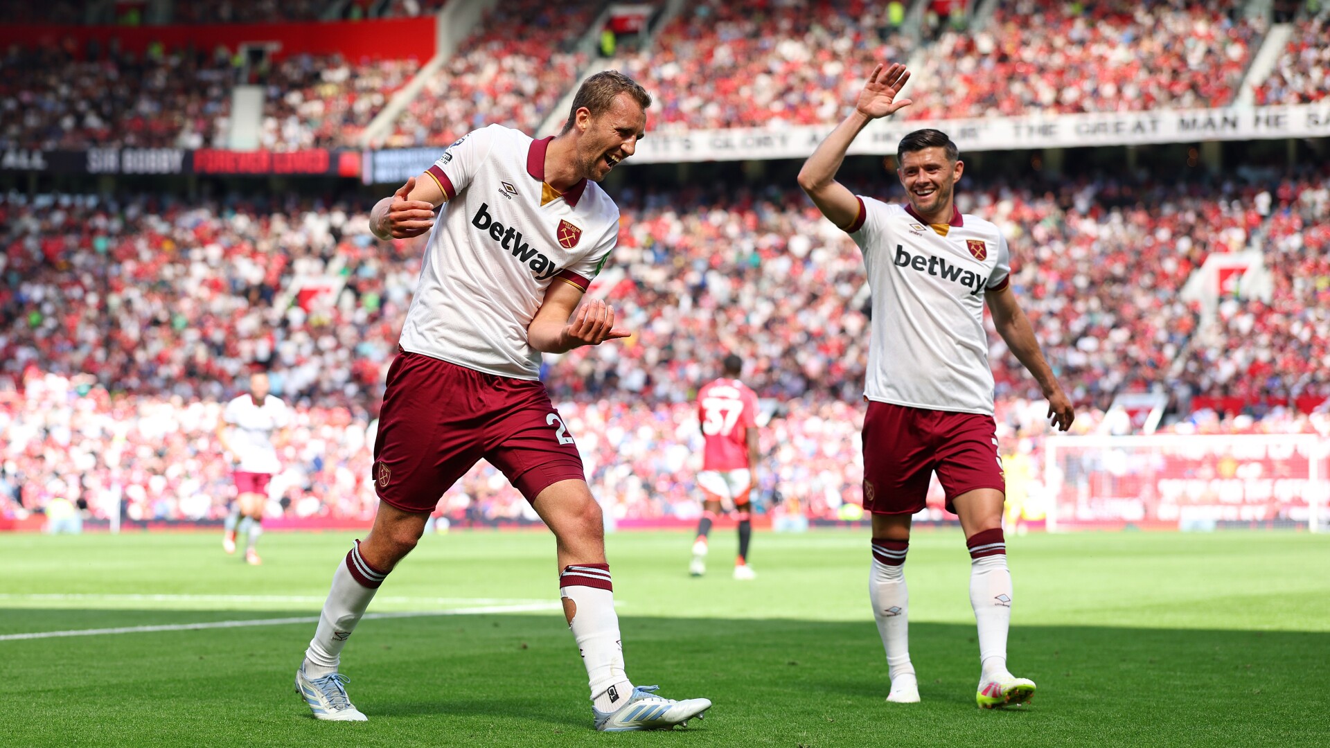 Manchester United 0-2 West Ham: Irons snap skid at Old Trafford