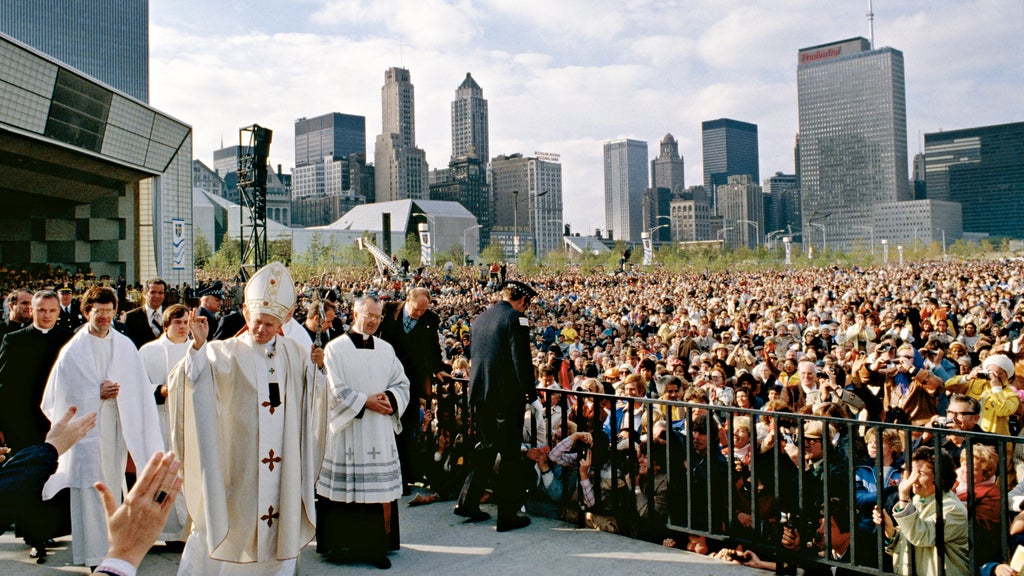 CBS Chicago Vault: Pope John Paul II enthralls Chicagoans on 1979 visit
