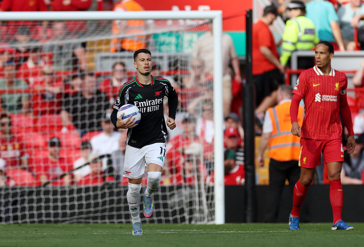 Arsenal empata em Anfield num jogo marcado por assobios a Alexander-Arnold