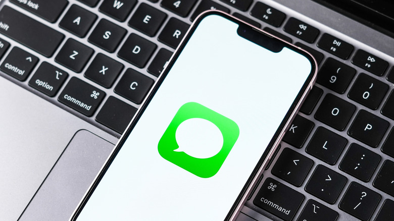 Here's Why A Contact Name Turns Red On iMessage