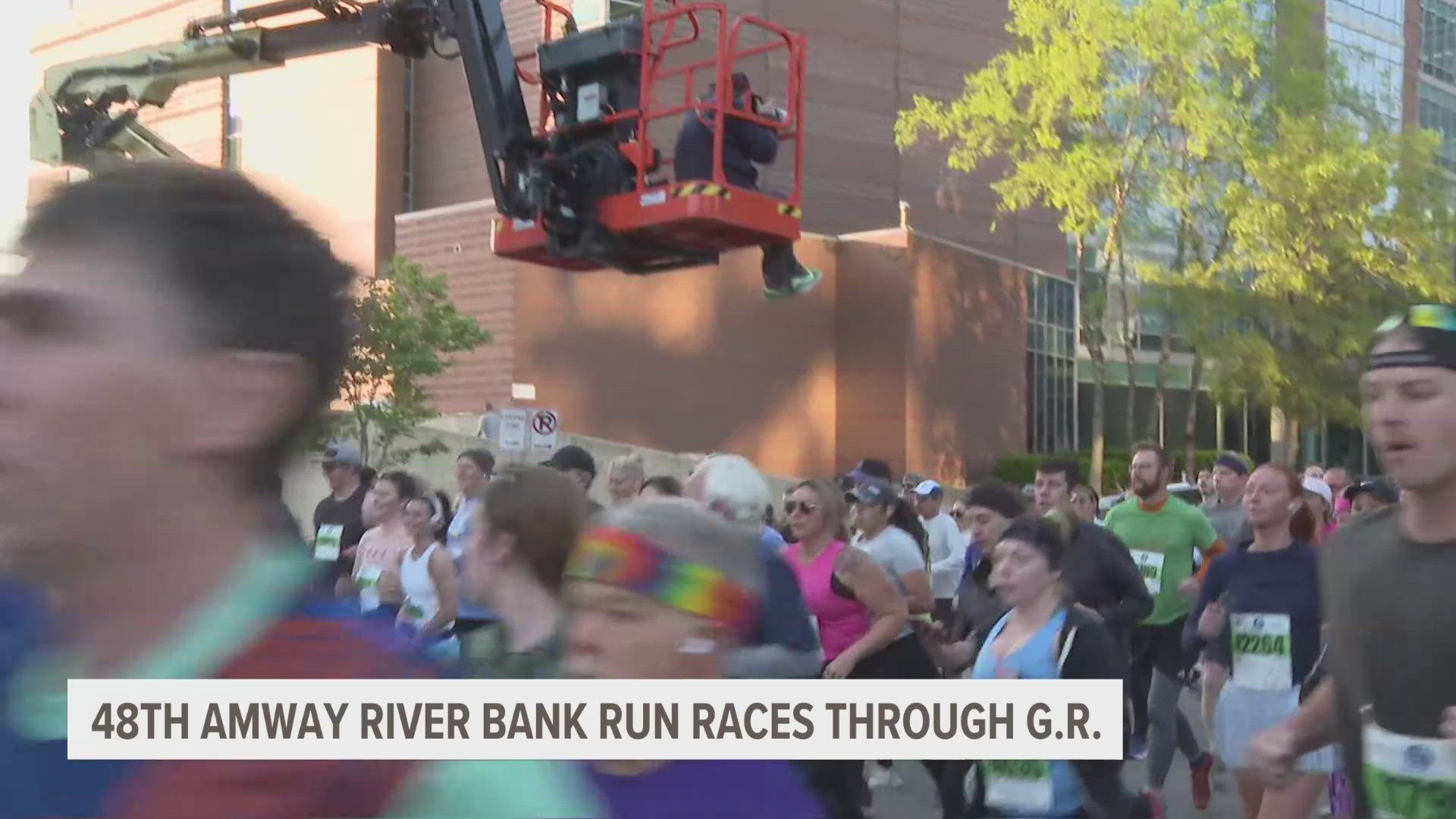 Amway River Bank Run draws thousands to Grand Rapids
