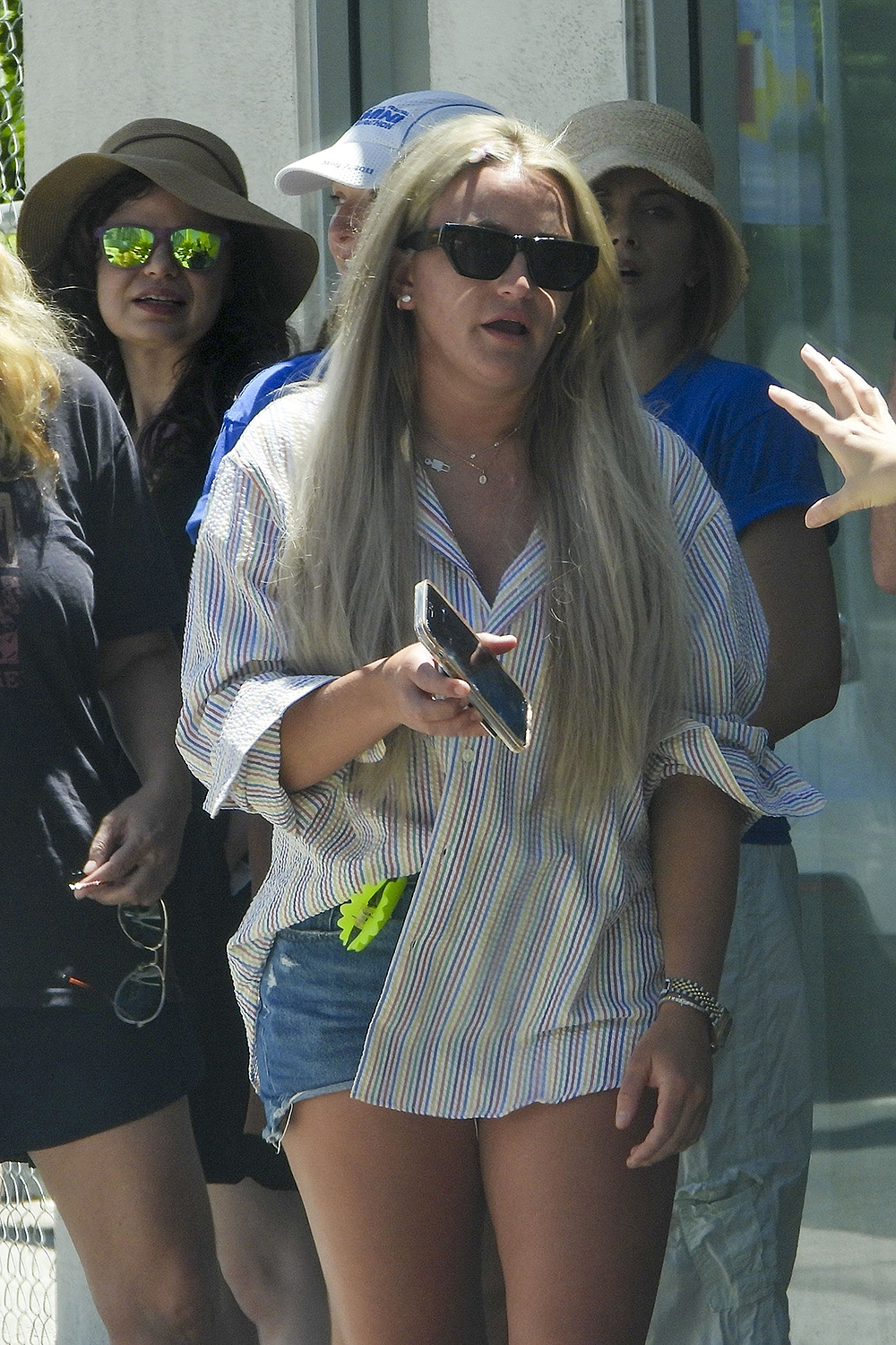 Celebrity moms in Daisy Dukes: See photos of Alessandra Ambrosio & more