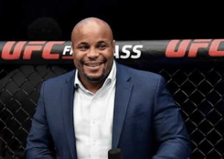 "Biased" UFC Commentary Team Blasted After UFC 315 Main Event