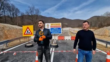 Βούλγαροι διαμαρτυρόμενοι έκοψαν τον συνοριακό φράχτη Ρουντόζεμ- Ξάνθης ...
